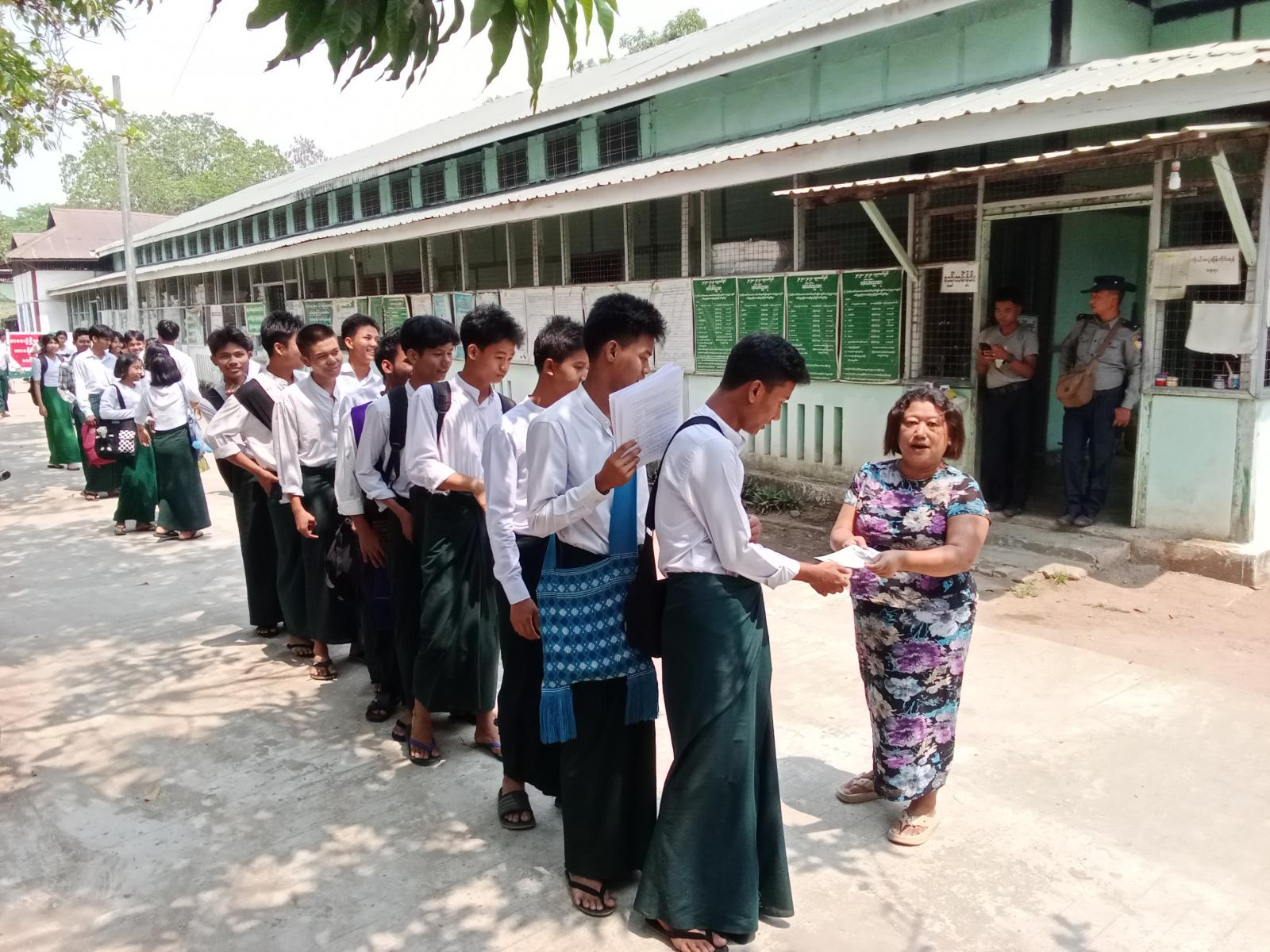 ဖြူးမြို့နယ်၌ ၇၉ နှစ်မြောက် တပ်မတော်နေ့အထိမ်းအမှတ် သတင်းစကားလက်ကမ်းစာစောင်များ ဖြန့်ဝေ